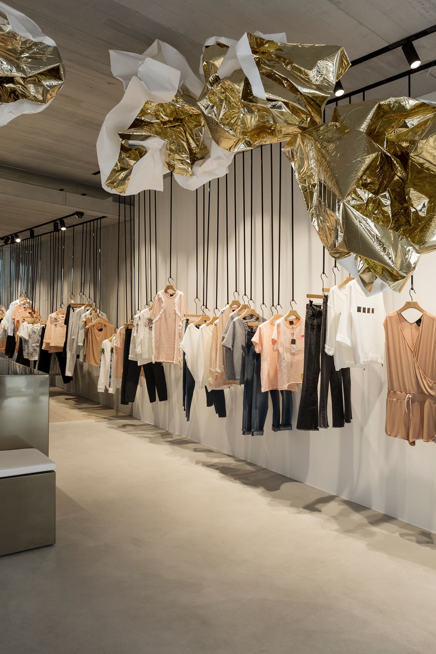 Tienda de ropa en Bélgica - Ideal Work®: acabados de hormigón para uso ...